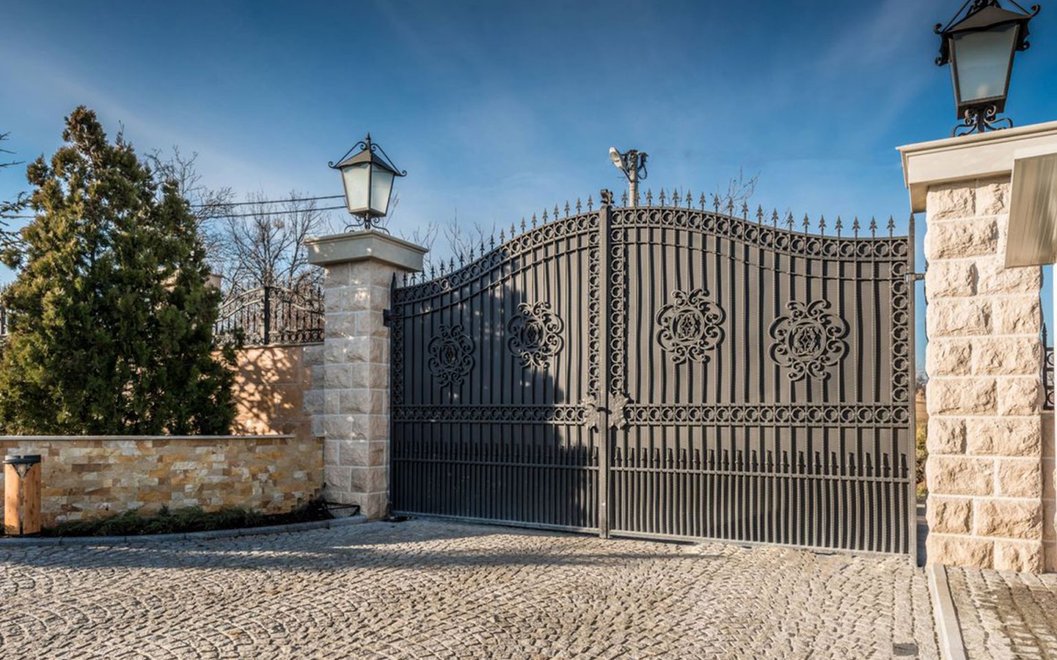 Driveway Iron Gate - Riverside Ironwork Canada Inc.