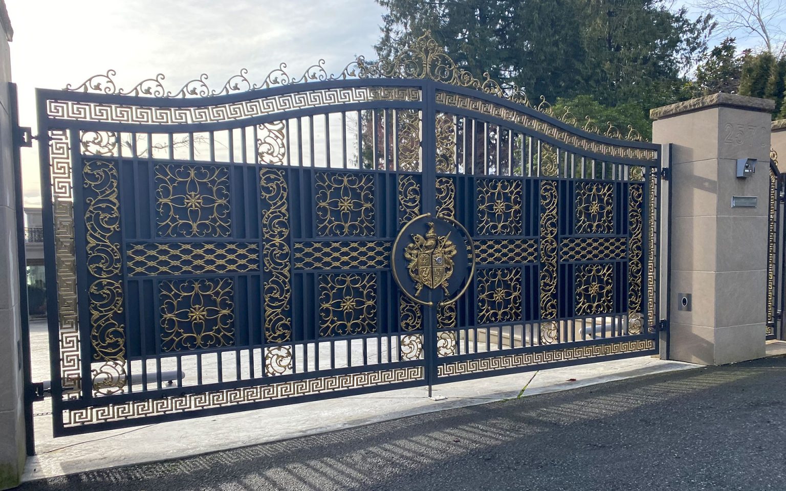 5 Famous Gates – From Parks to Paradise - Riverside Ironwork Canada Inc.